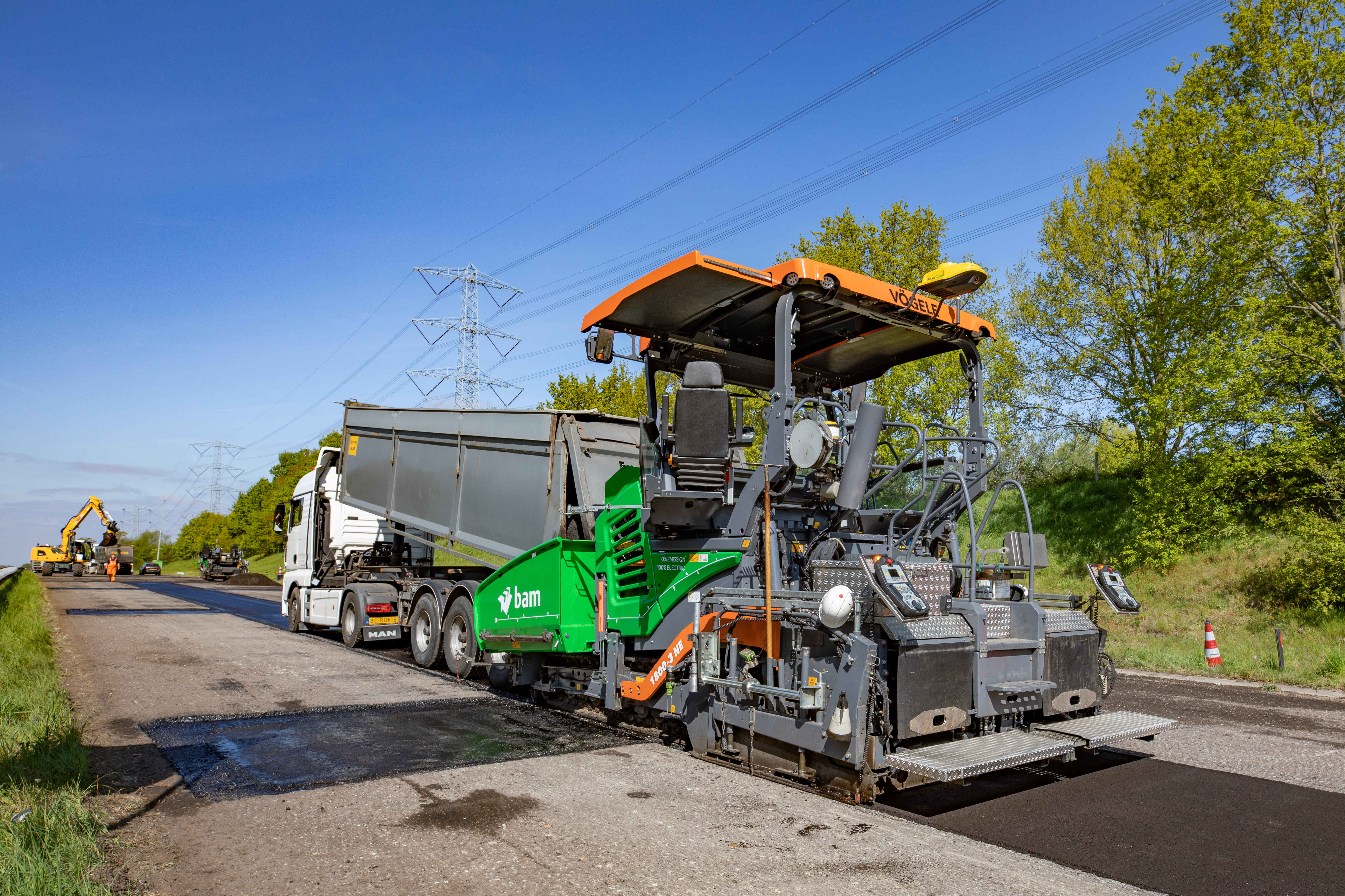 Eerste volledig elektrische asfaltspreidmachine ingezet bij werk aan ...